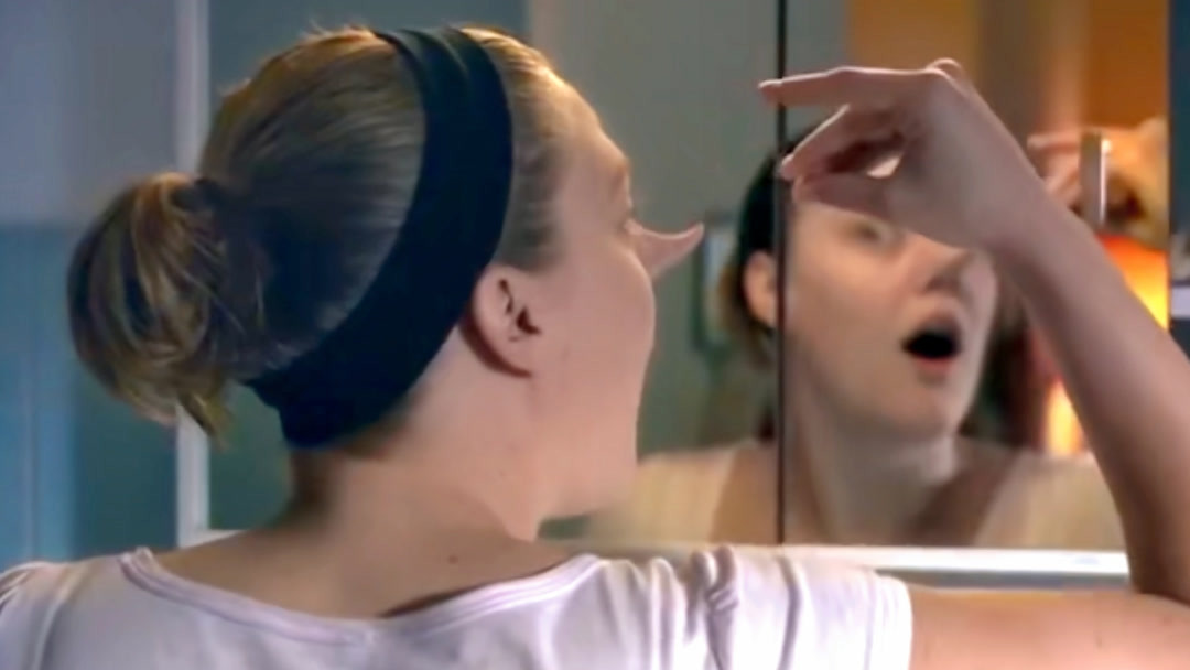 女孩变成橡皮泥人,可以随意揉捏改造,于是把自己捏成女明星