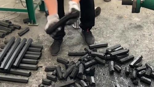 看完再也无法直视烧烤了,这木炭制作工艺,我看着反胃