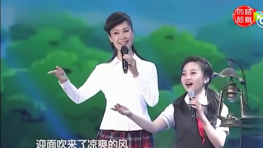 于文华和林妙可舞台上演唱《让我们荡起双桨》听听谁唱的更好听!