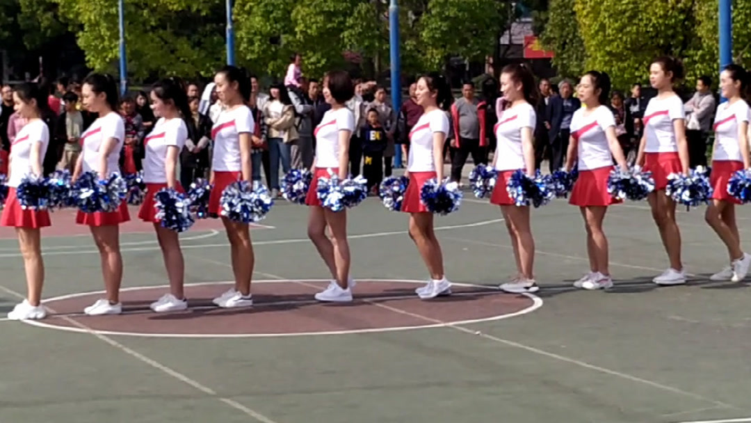 小县城的幼师表演
