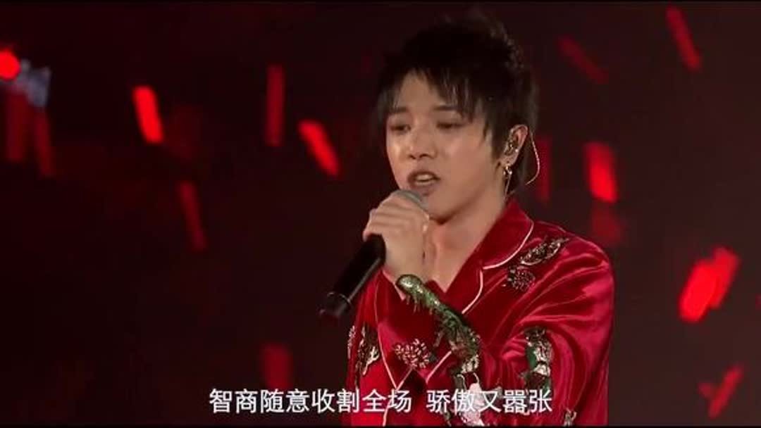 华晨宇演唱会上唱新歌,键盘手嗨到不行一屁股坐到钢琴上