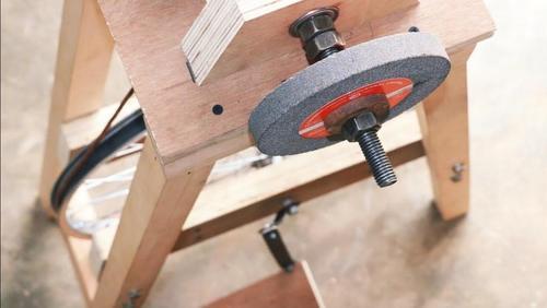 牛人在工作室折腾半天,自制自行车转动动力发电角磨机,开眼界了