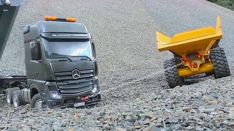 RC遥控车:卡车卸沙被困,自卸车霸气救援