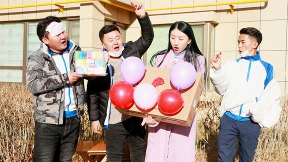 短剧:老师套路学生领黏土,需要蒙眼扎飞镖打靶,学霸一扎一个准