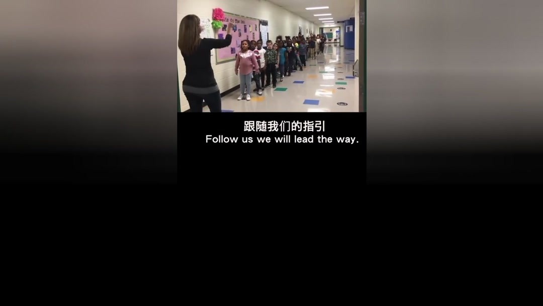 这是一个小学在上课前老师与学生之间的互动。#教育