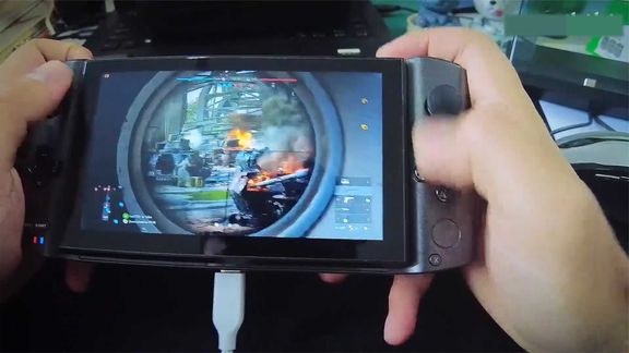 队友知道了要气疯,5.5寸PC掌机玩战地5在线模式