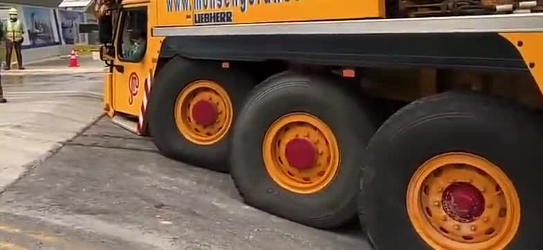 大型全地面汽车吊,转个弯不容易,轮胎的压扁了