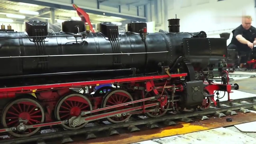 厉害了!上面可以坐人的蒸汽模型火车