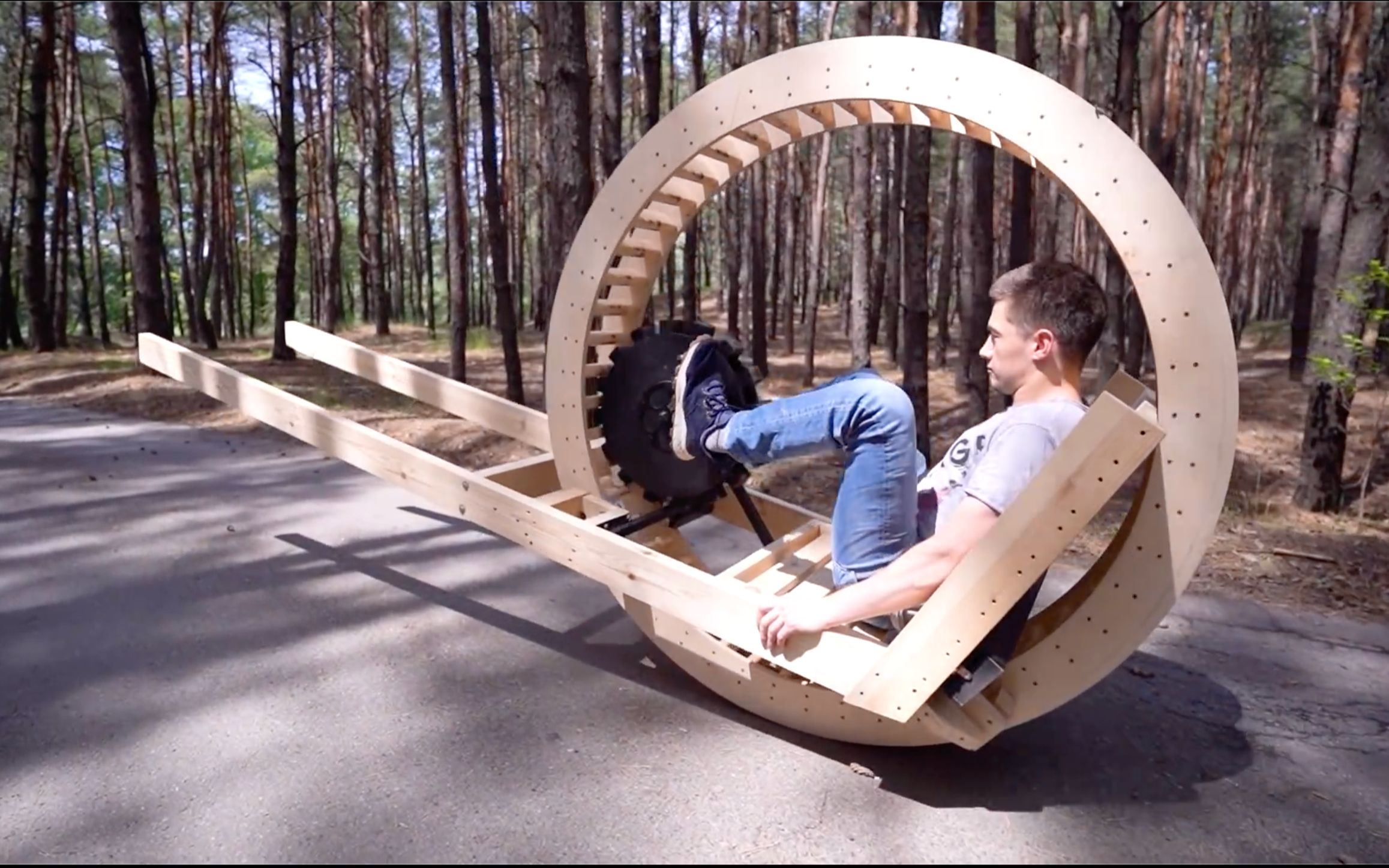 科幻片里的自行车好骑吗?国外牛人手工打造木制单轮自行车,骑起来帅...