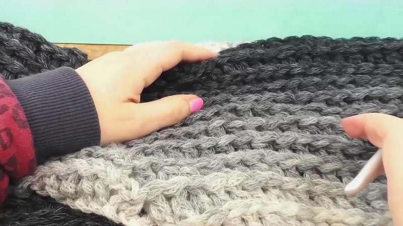 小姐姐用钩针编织美美的围巾,上手简单,造型好看