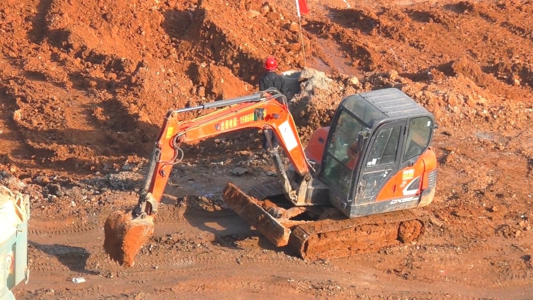 小型履带挖掘机工地挖泥土作业 亲子工程车视频