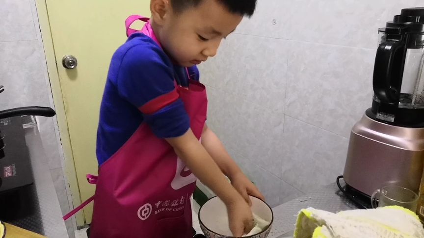 4岁小家伙帮妈妈洗碗,嘴里还叽里咕噜讲解洗碗步骤,太可爱