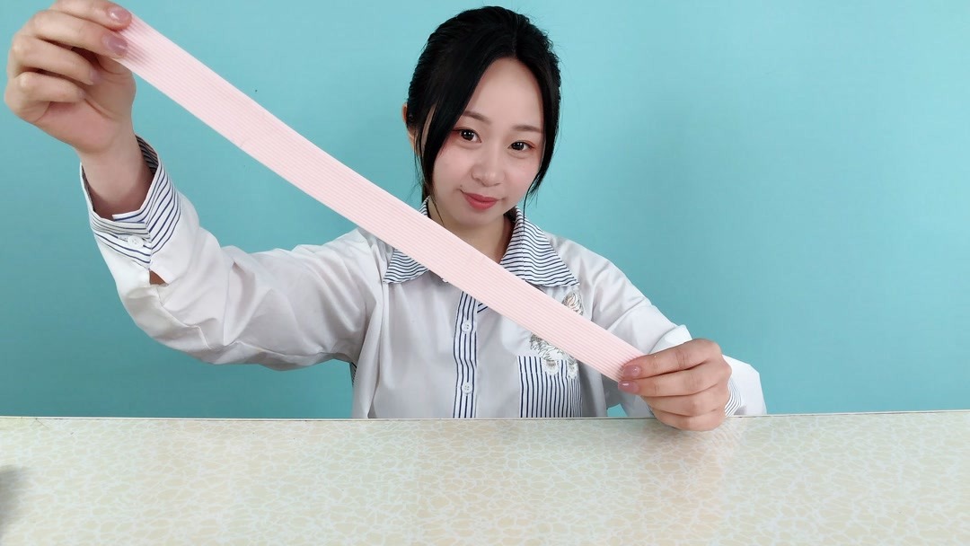 妹子试吃“超长糖果”,这糖果还可以当尺子用,一根有40cm长!
