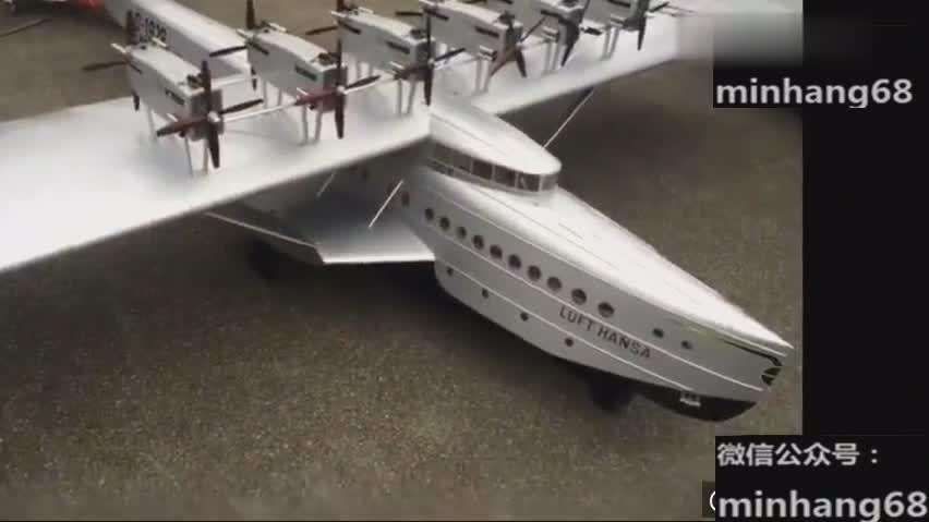 拥有12个引擎的最大RC飞机模型试飞