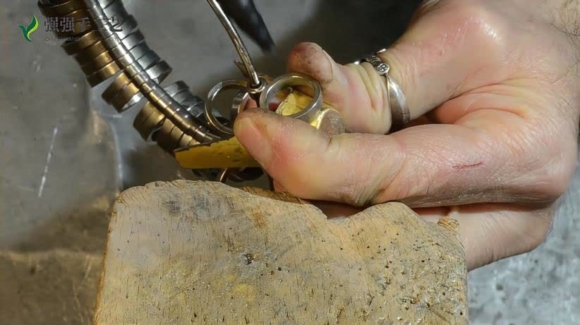 手工制作的小指戒指,金镶钻石,手艺人真厉害