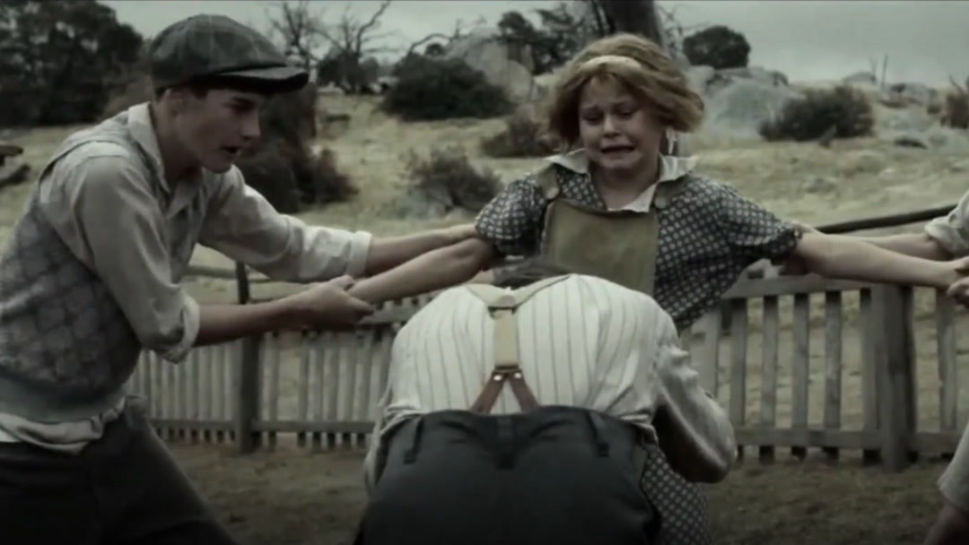 小邋遢幼时被欺负驱逐出镇,长大后回来报复放火,称“烧垃圾”