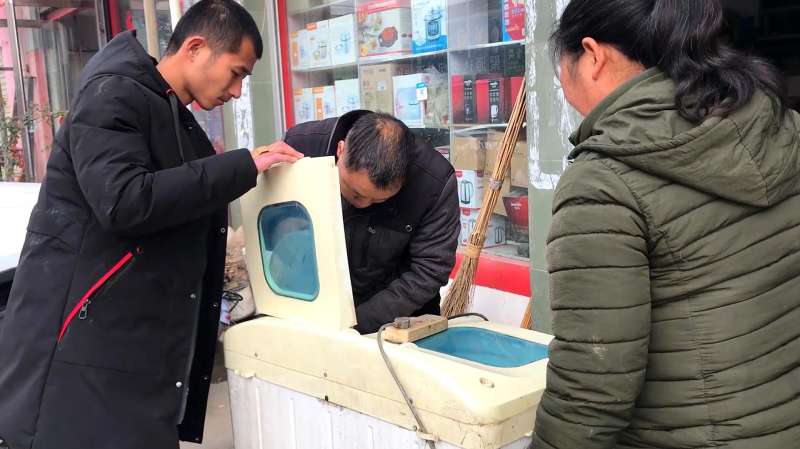 洗衣机坏了,小伙想换新的,媳妇说了啥话?不花1分钱还省2000块