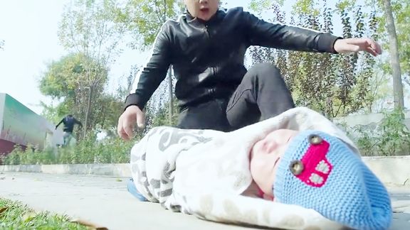 人贩子摔孩子还袭警,结果到医院还装可怜,被医生当面揭穿!