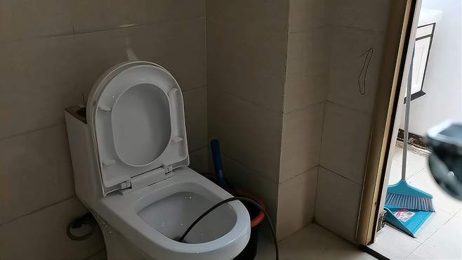 经常说马桶不要丢餐巾纸,疏通马桶,掏出一个钢丝球