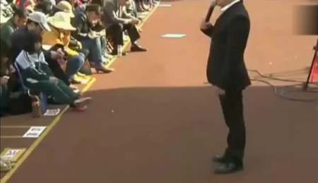 看哭了!学校感恩励志演讲,感动着每一个父母和每一个孩子