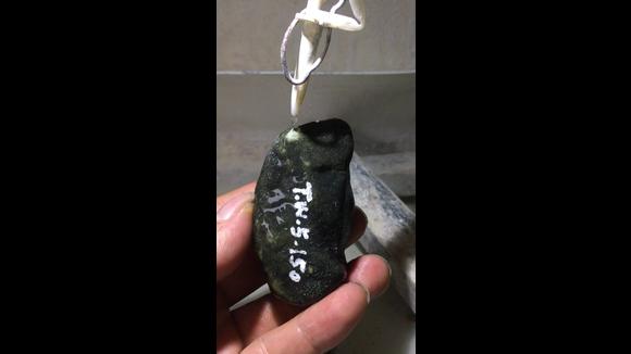 一块白雾的莫西沙翡翠原石②