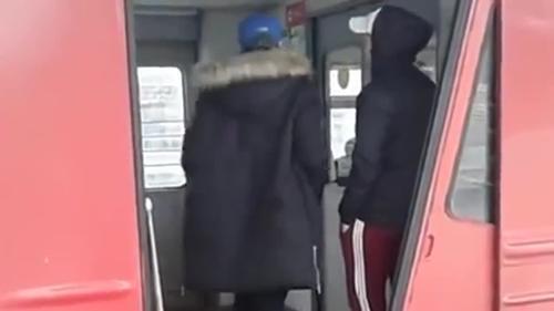 这门是设计就是这样的吗,还是第一次见,真是长见识了