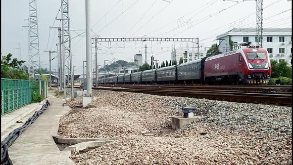 深圳东站开来的K1620次列车京九铁路赣州站发出,终点站为天津站