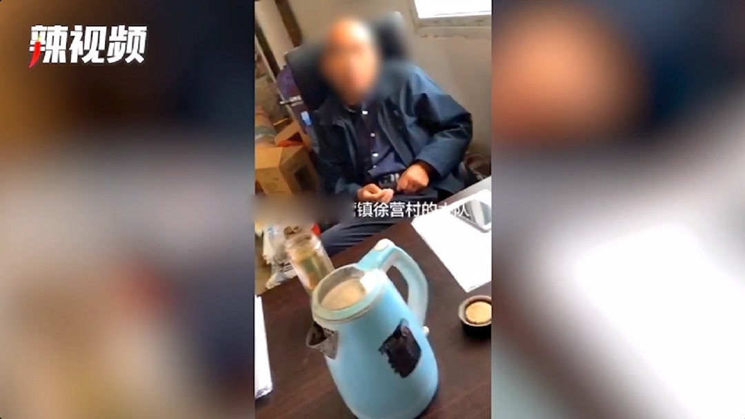 手不能签?南阳一村干部拒给外出务工人员健康证明签字 官方回应