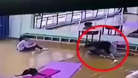 安徽一舞蹈老师上课途中突然倒地抽搐不止,一年级小女孩一个举动救...
