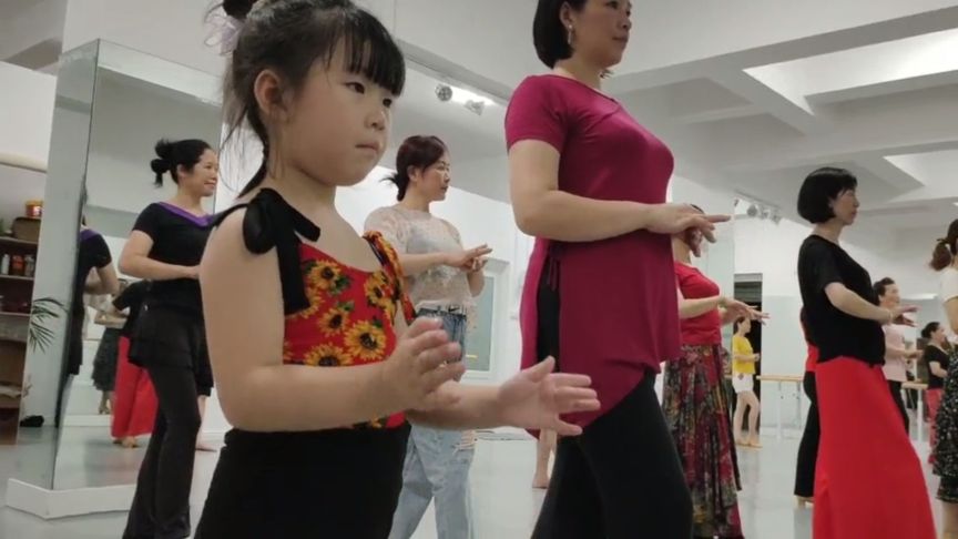 学习旗袍手势舞,亮点在16秒处的小宝贝哦