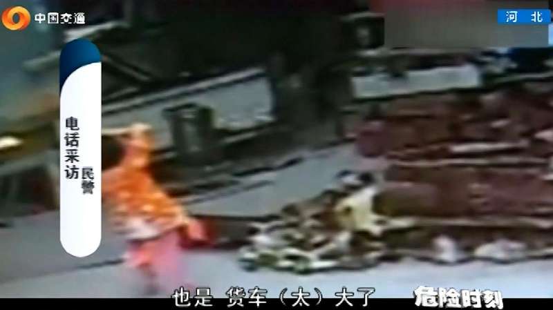 司机没注意周围情况,小女孩惨遭大货车碾压,抢救无效死亡!