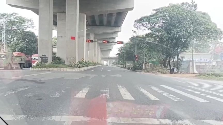 佛山南海东西二线风岗新和路口:红绿灯故障灯倒计时间显示错误!