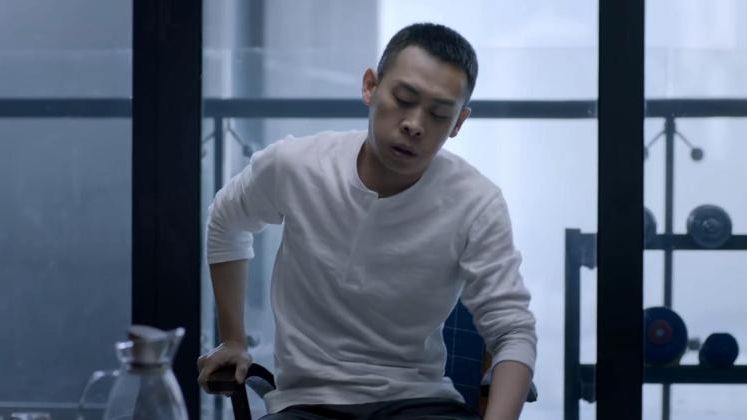 重生:秦驰膝盖中枪,竟然自己用针筒抽取积液!