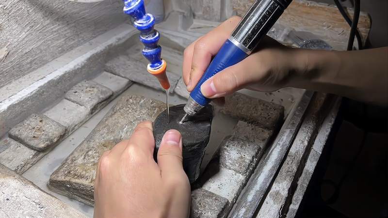 翡翠原石实战开窗,用已知博未知?这块老莫西沙开窗效果如何?