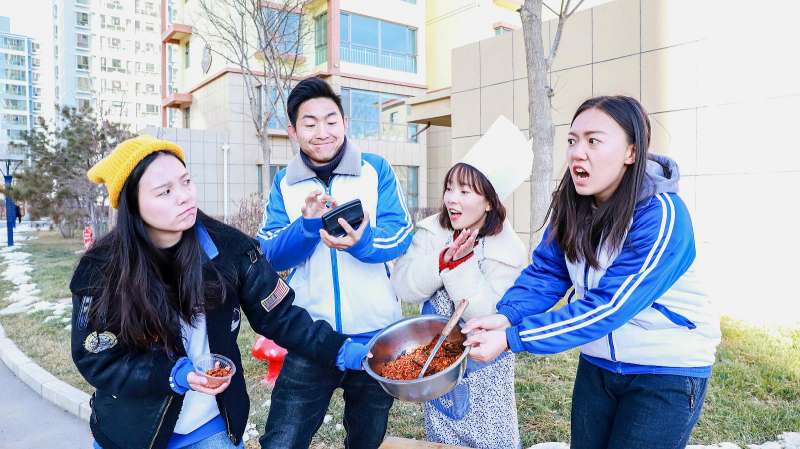 打饭用计算器弹歌,学生弹的一首比一首好,老师开心地跳起舞来
