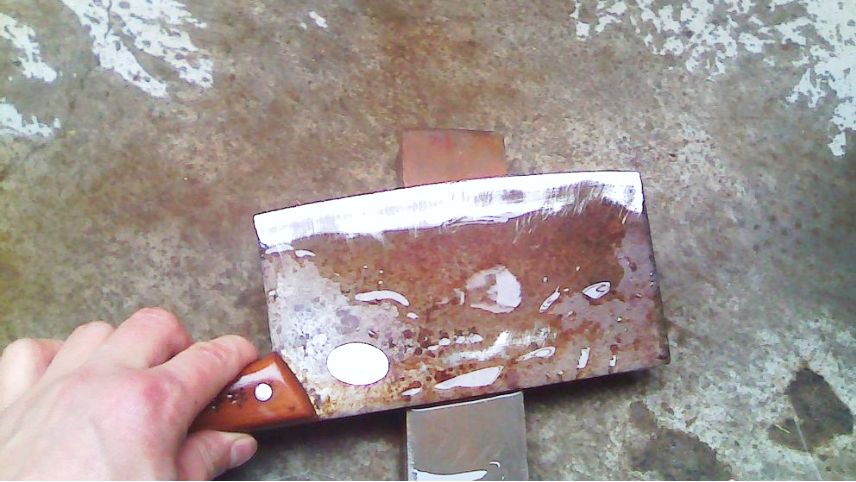 切菜刀不管多钝多锈,铁匠大爷教绝招,菜刀马上锋利如新,很受用