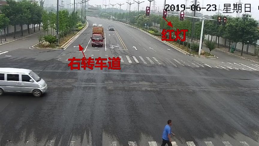 疯狂教练车,闯红灯+右转道直行,这样的教练你敢用?