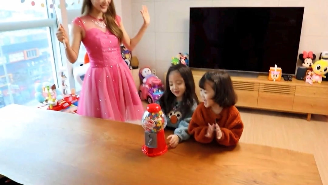 嘿基尼秘密之门 :基尼姐姐带来魔法糖果,跟妹妹玩糖果抽选游戏