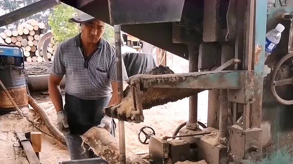 民间最专业的切割机,一根粗木头扔进去,出来直接变木板!