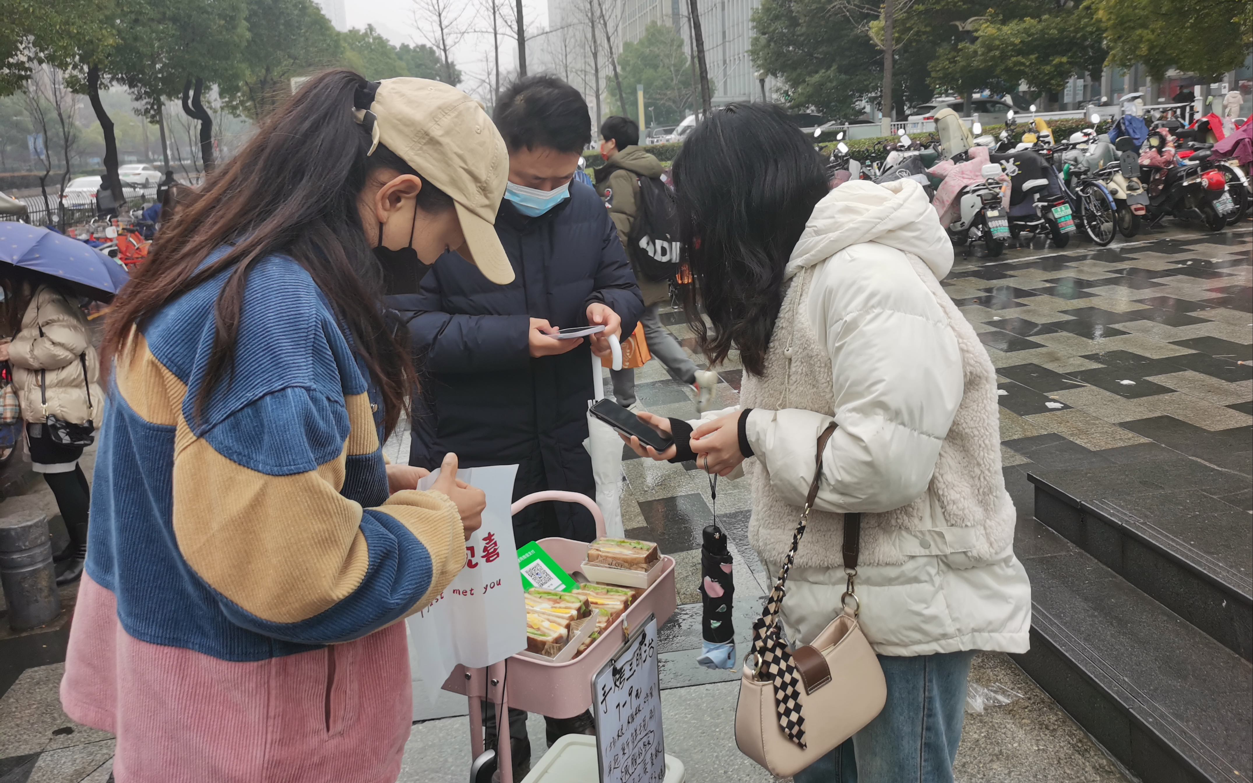 37岁裸辞摆摊的老张,让我找到了高中社会实践形式以外的意义