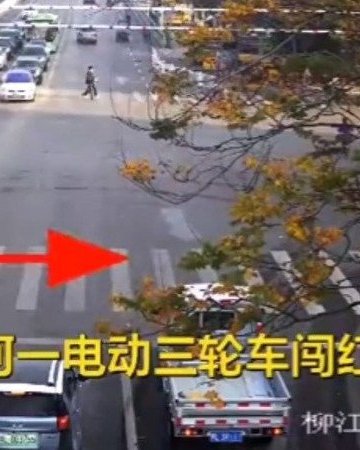 【惊险!电动三轮闯红灯 孩子从车上摔下来】 11月6日,河南漯河,一电动...