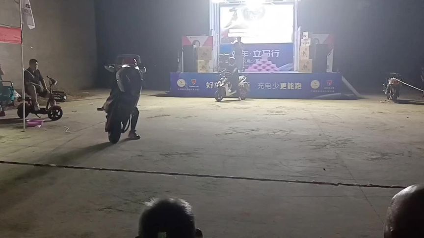 立马电动车宣传,车技表演,到位。