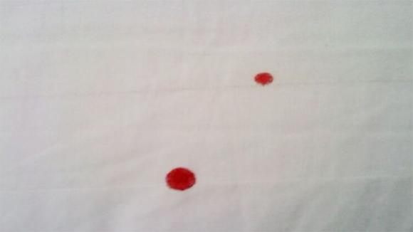 白净的床单滴有大姨妈,难洗还尴尬,妙招欢欢教你一招,轻松搞定