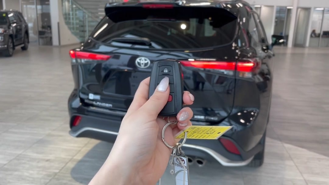 店内实拍2022款丰田皇冠陆放,按下钥匙打开后备箱,霸气开始