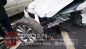 交通事故合集:女司机逆行撞飞一骑自行车的男子