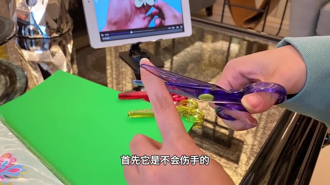 这个价格到手是这样三把儿童安全手工剪刀~ 每把剪出来的形状还是不...