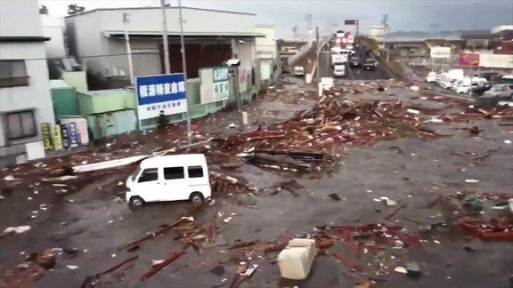 日本爆发海啸袭击岸边房屋,如果不是拍摄这个视频,有点不敢相信