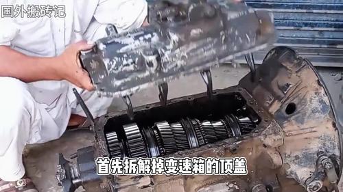 巴铁硬核拆解修理汽车变速箱,先用堆焊工艺,再进行车削,真厉害