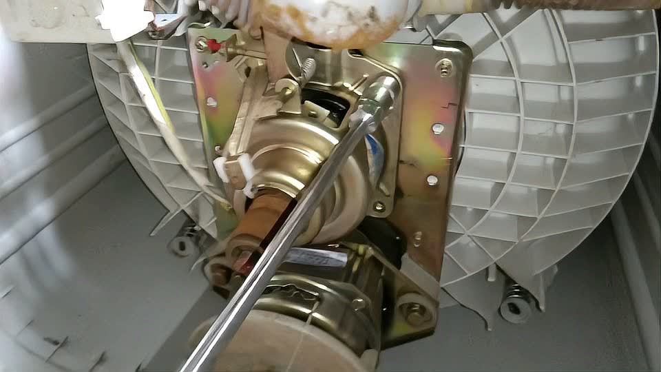 今天教大家怎么拆卸全自动底下的离合器只需要拆卸四颗大螺丝