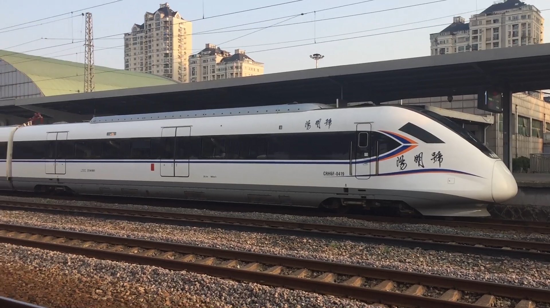 火车站实拍,浙江宁波和绍兴的列车,是跟高铁一样的.